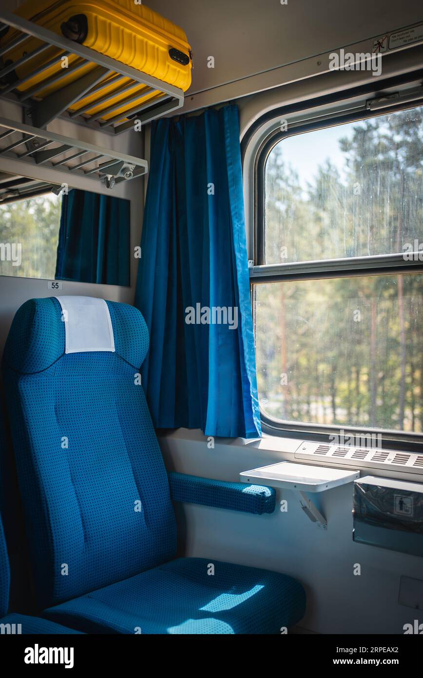 Green trees outside of train window hi-res stock photography and images ...