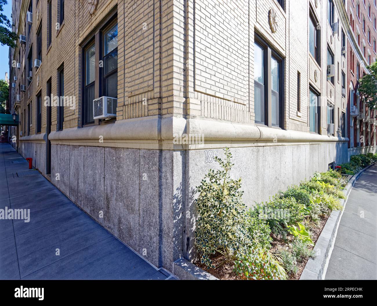 Upper West Side: Emery Roth designed 186 Riverside Drive in neo ...