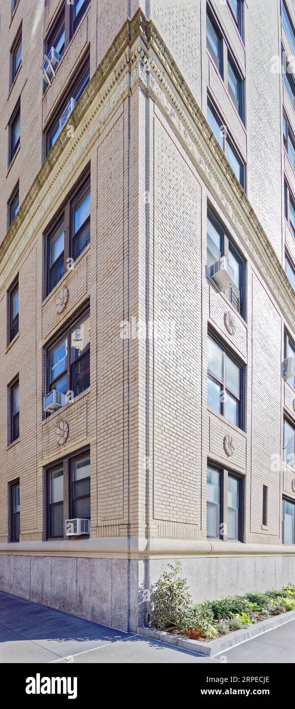 Upper West Side: Emery Roth designed 186 Riverside Drive in neo ...