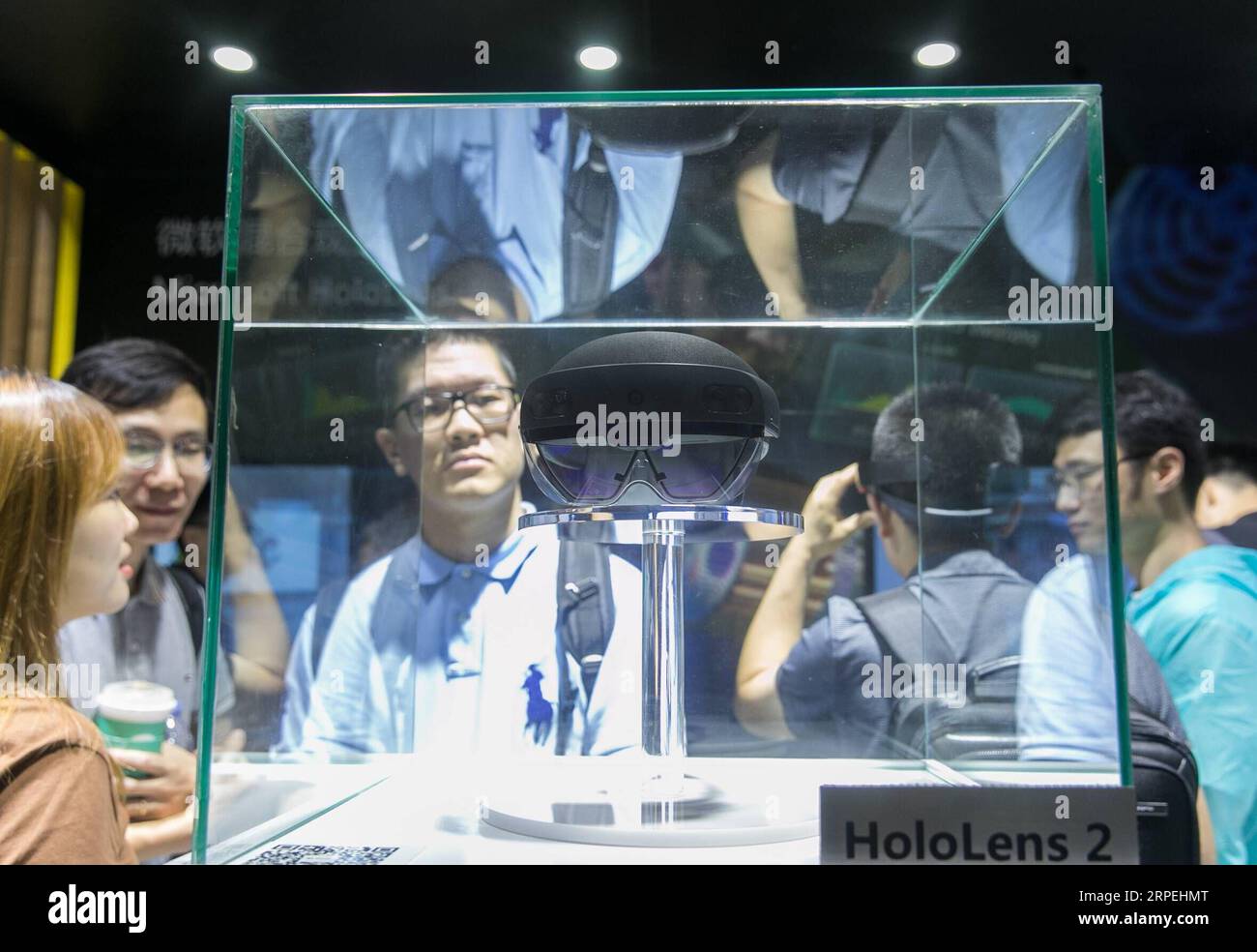 Microsoft hololens 2 hi-res stock photography and images - Alamy