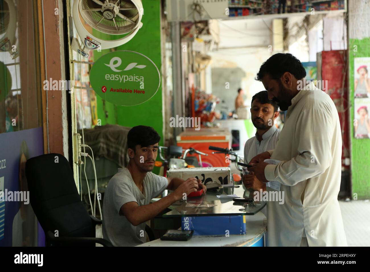 (190829) -- ISLAMABAD, Aug. 29, 2019 -- Pakistani people stand at a ...