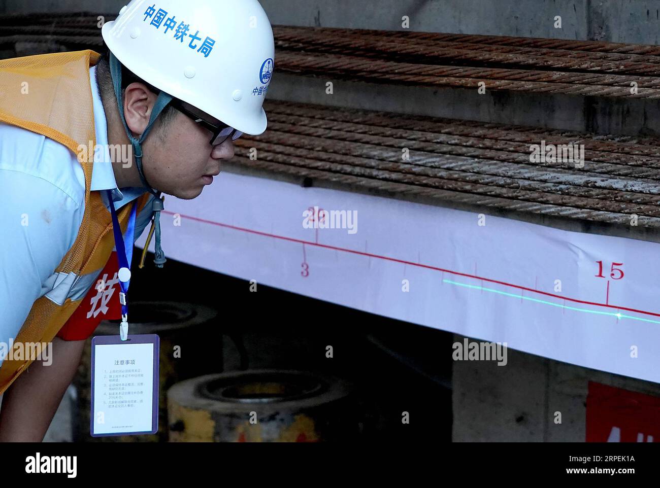(190830) -- ZHENGZHOU, Aug. 30, 2019 -- A staff member from Zhengzhou ...