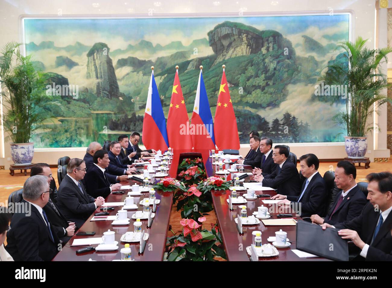 (190830) -- BEIJING, Aug. 30, 2019 -- Chinese Premier Li Keqiang meets ...