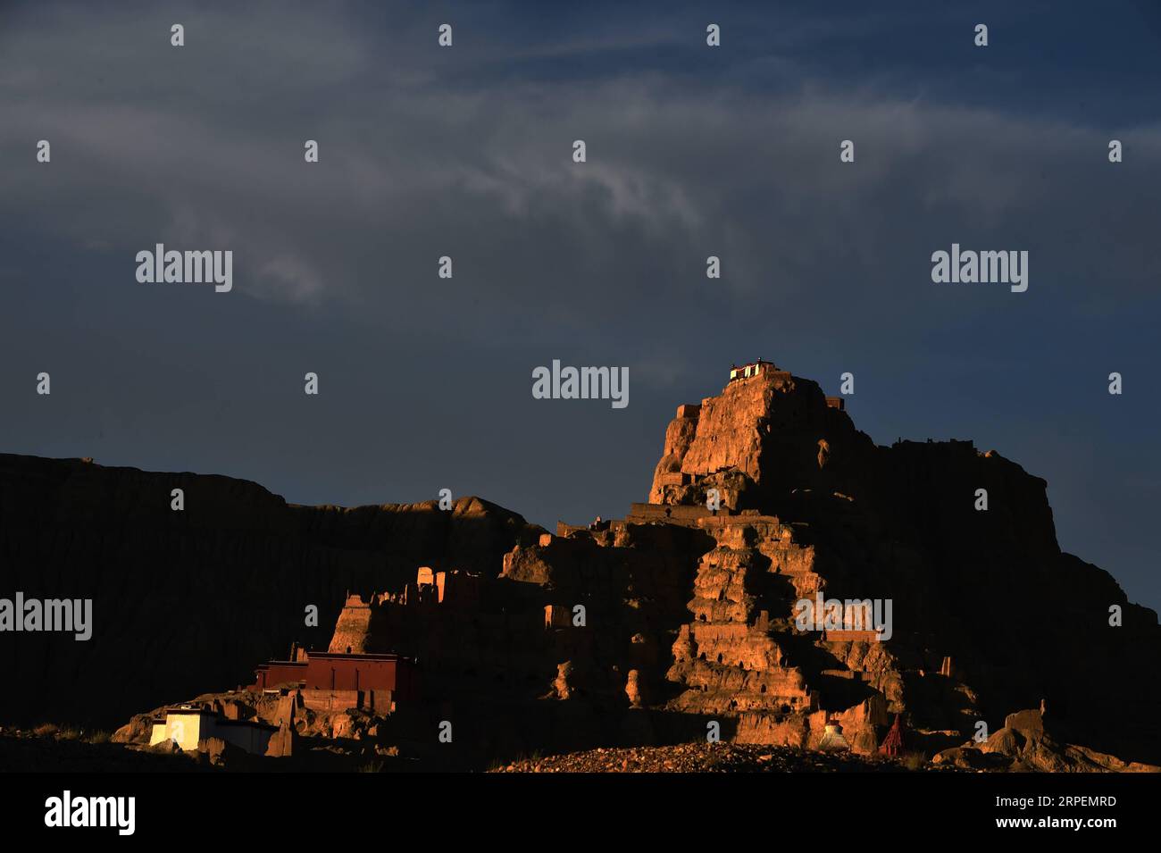 Man shows boring hi-res stock photography and images - Alamy