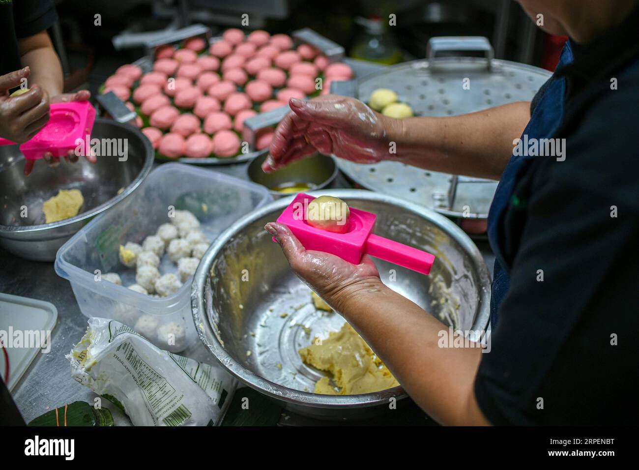(190901) -- KUALA LUMPUR, Sept. 1, 2019 -- Linda Yau Sew Luan (R) makes ...