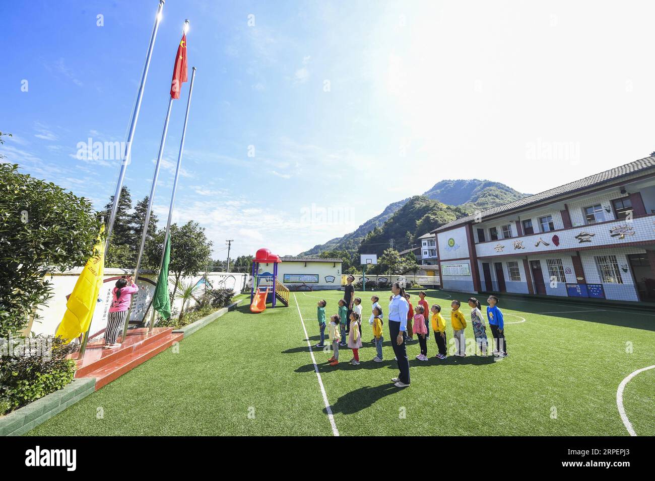 Primary school students attend flag raising hi-res stock photography ...