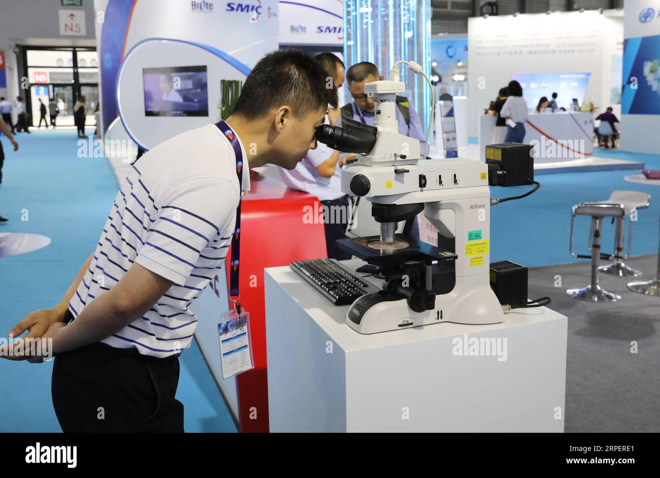 (190903) -- SHANGHAI, Sept. 3, 2019 -- A visitor looks through a ...