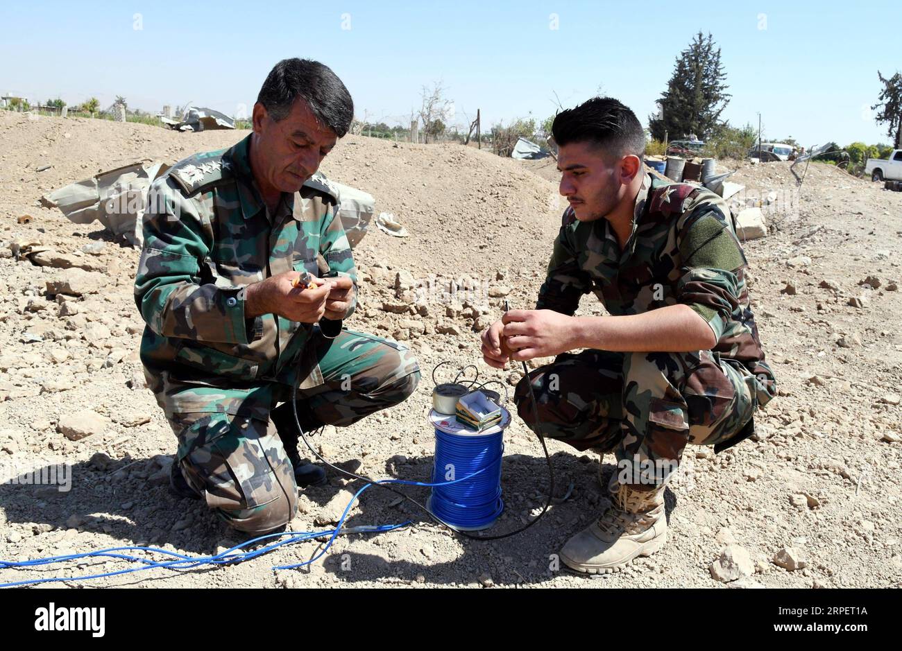 Defusing bomb hi-res stock photography and images - Alamy