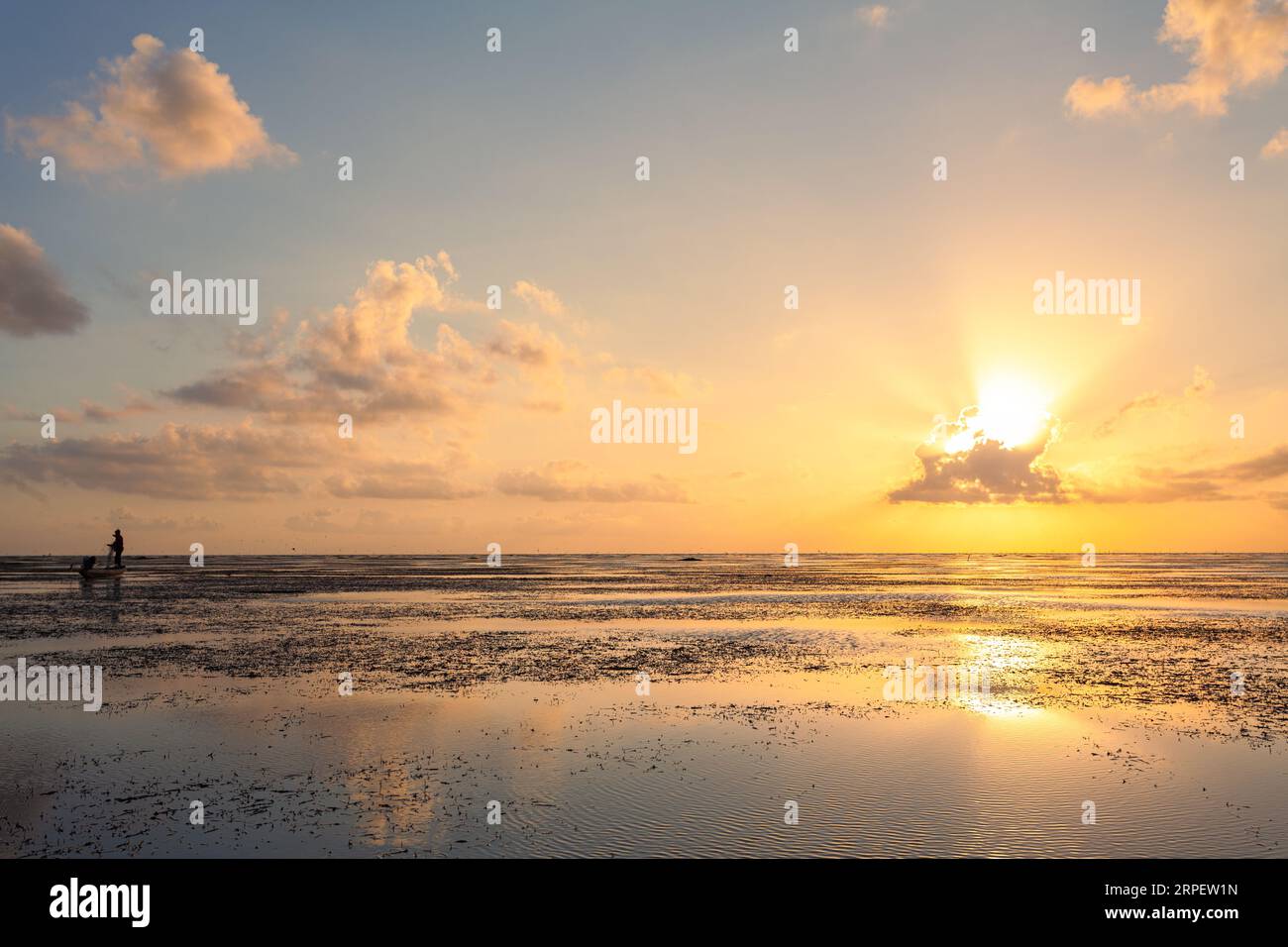 Go vacation in thailand lake hi-res stock photography and images - Alamy