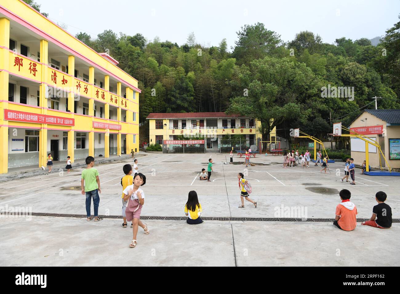 (190909) -- ZHENGHE, Sept. 9, 2019 -- Students play before taking ...