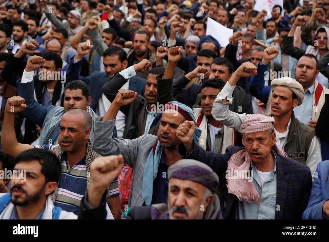 (190910) -- SANAA, Sept. 10, 2019 (Xinhua) -- Local people take part in ...