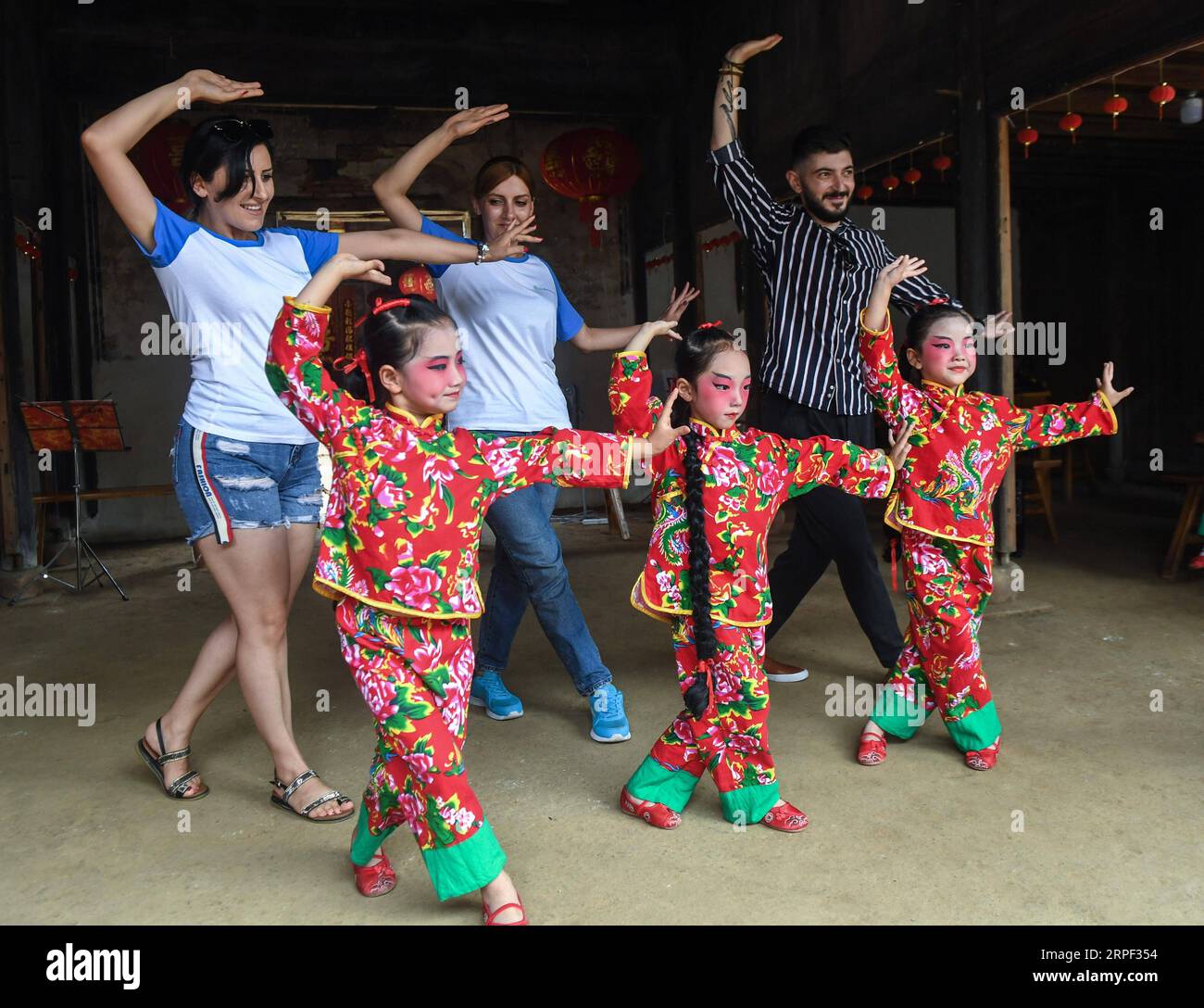 China opera kids hi-res stock photography and images - Alamy