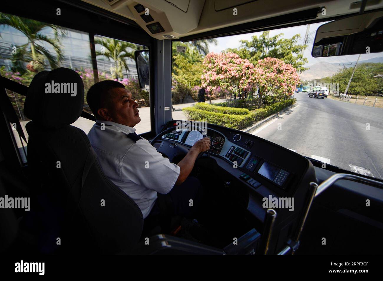 (190911) -- CALI, Sept. 11, 2019 (Xinhua) -- A driver drives a Chinese ...