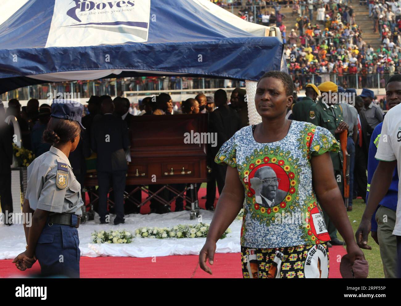 (190912) -- HARARE, Sept. 12, 2019 (Xinhua) -- A woman leaves after ...