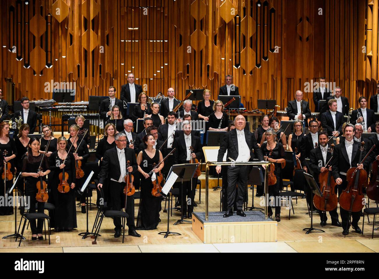 Opera audience london hi-res stock photography and images - Alamy