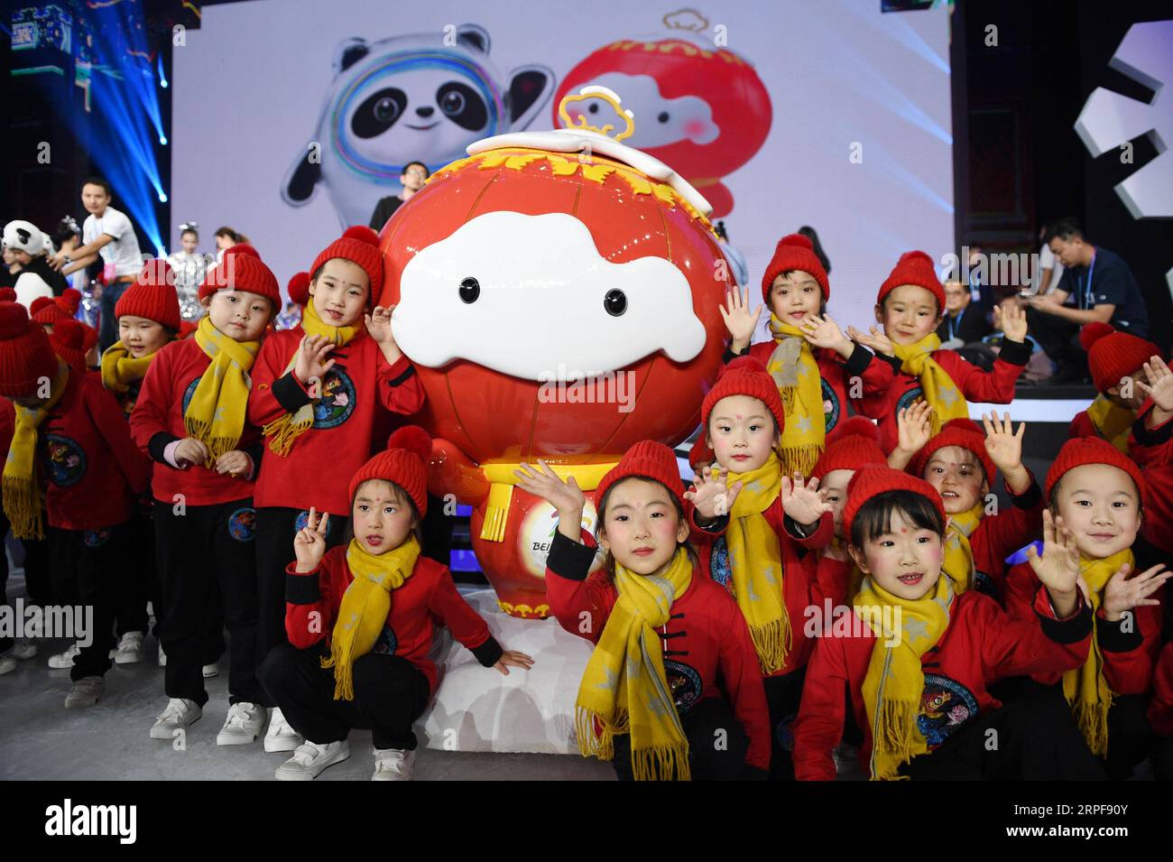 (190917) -- BEIJING, Sept. 17, 2019 -- Children pose with Shuey Rhon ...