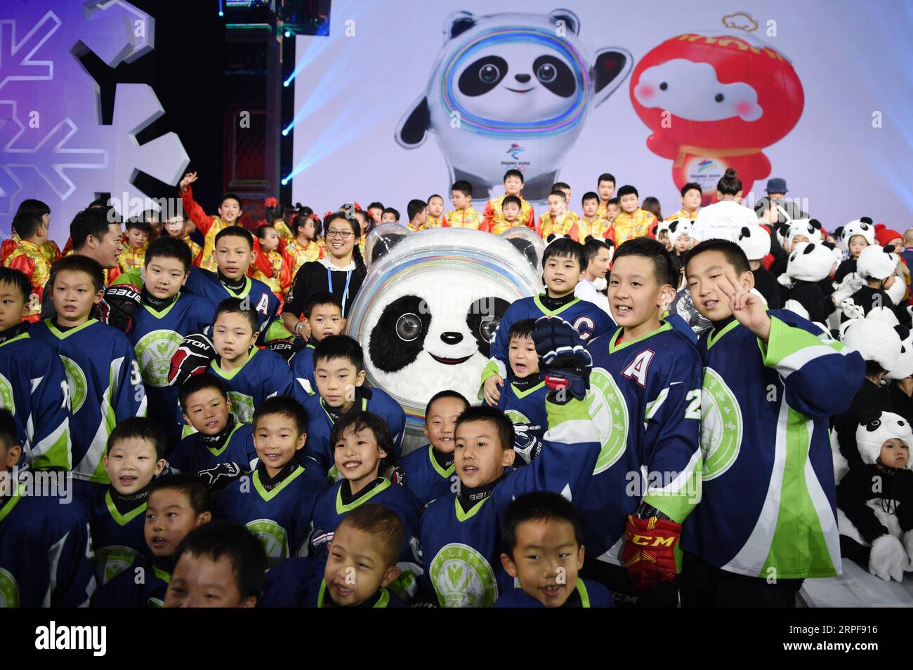 (190917) -- BEIJING, Sept. 17, 2019 -- Children pose with Bing Dwen ...
