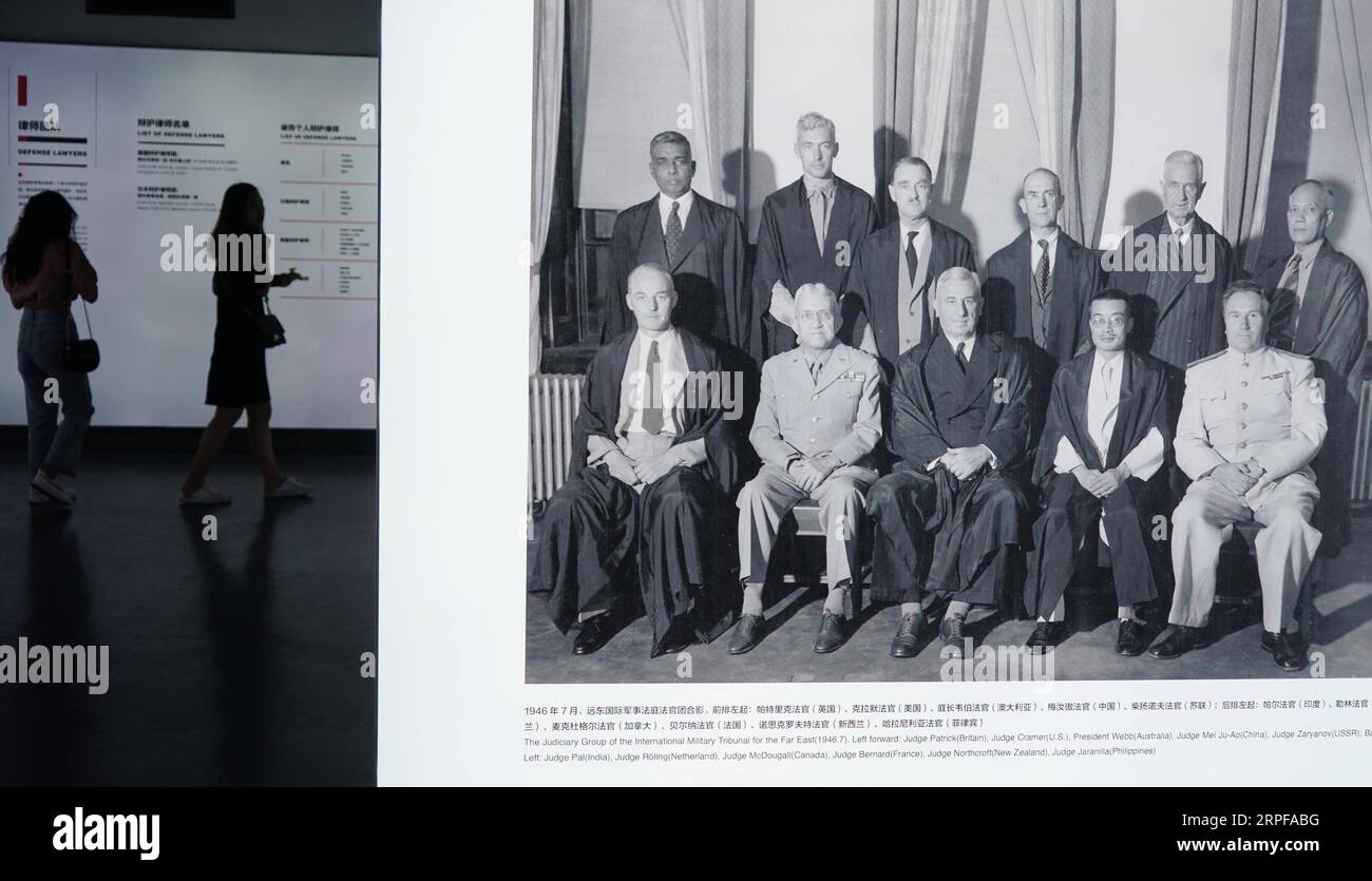 (190918) -- NANJING, Sept. 18, 2019 -- Visitors view a photo exhibition ...