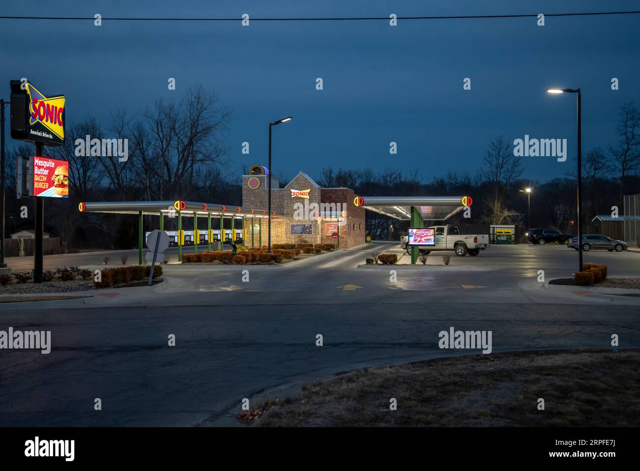 Lansing, Kansas. Sonic fast food drive-in at night Stock Photo - Alamy