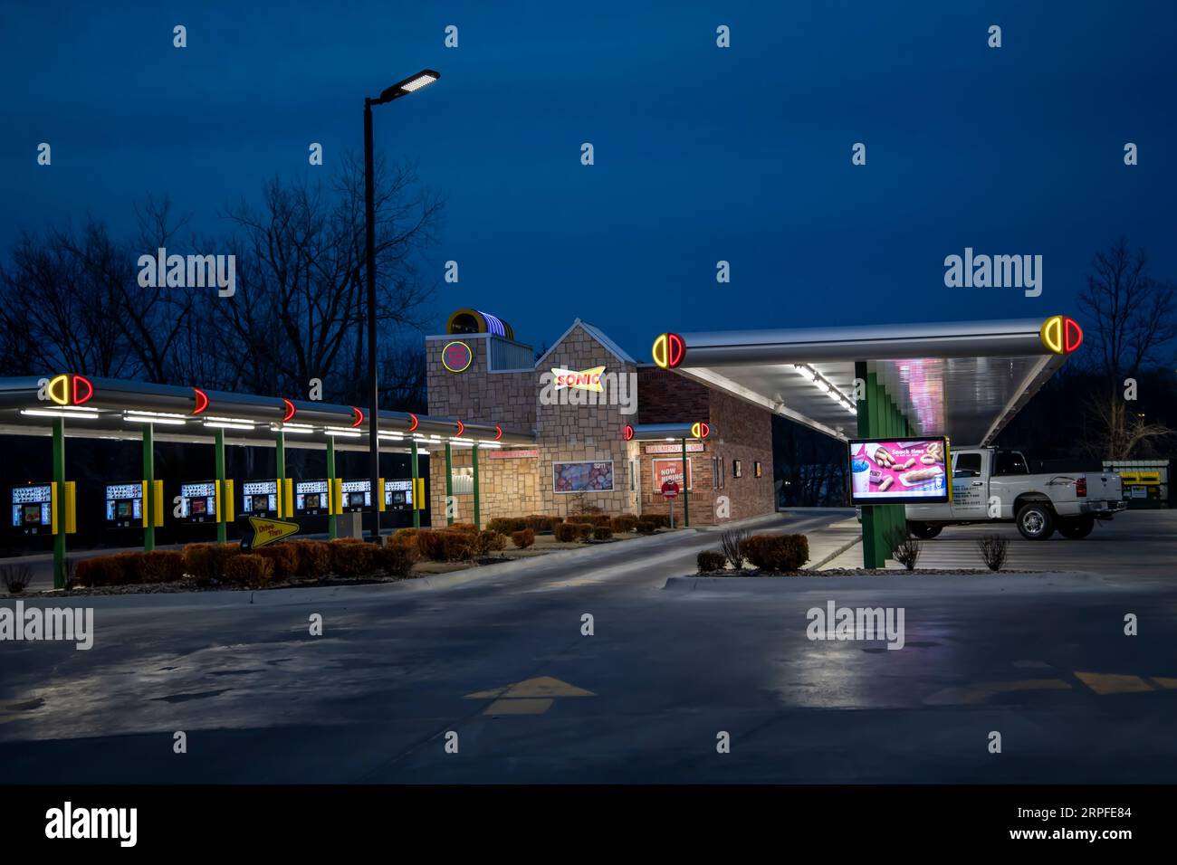 Lansing, Kansas. Sonic fast food drive-in at night Stock Photo - Alamy