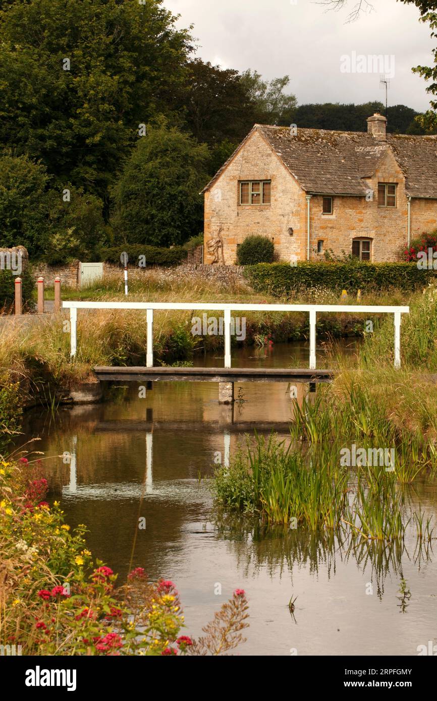 Lower slaughter, bridge over the River Eye Stock Photo - Alamy