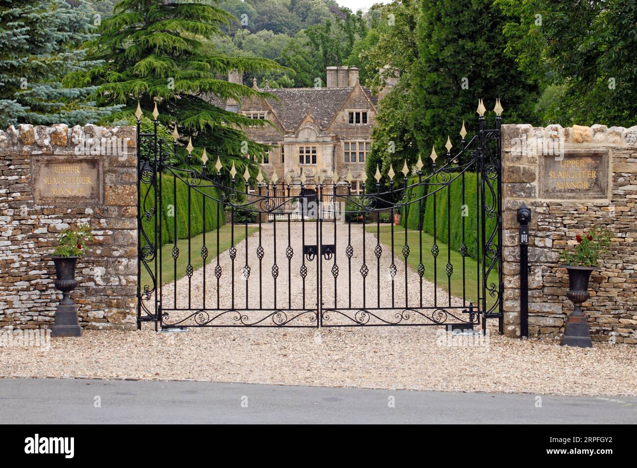 The imposing entrance and driveway of Upper Slaughter Manor, Cotswolds ...