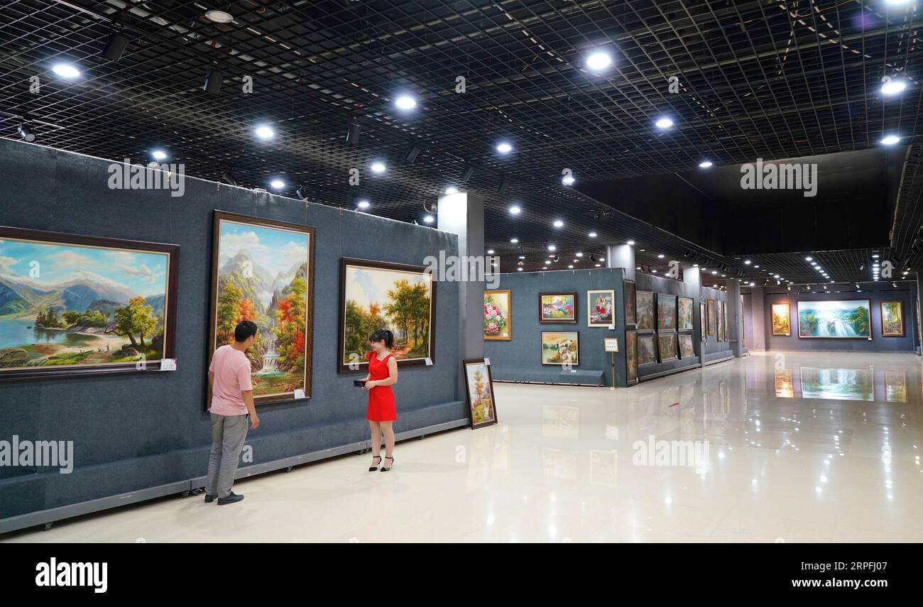 190925 -- LICHUAN, Sept. 25, 2019 -- Customers view oil paintings in a ...