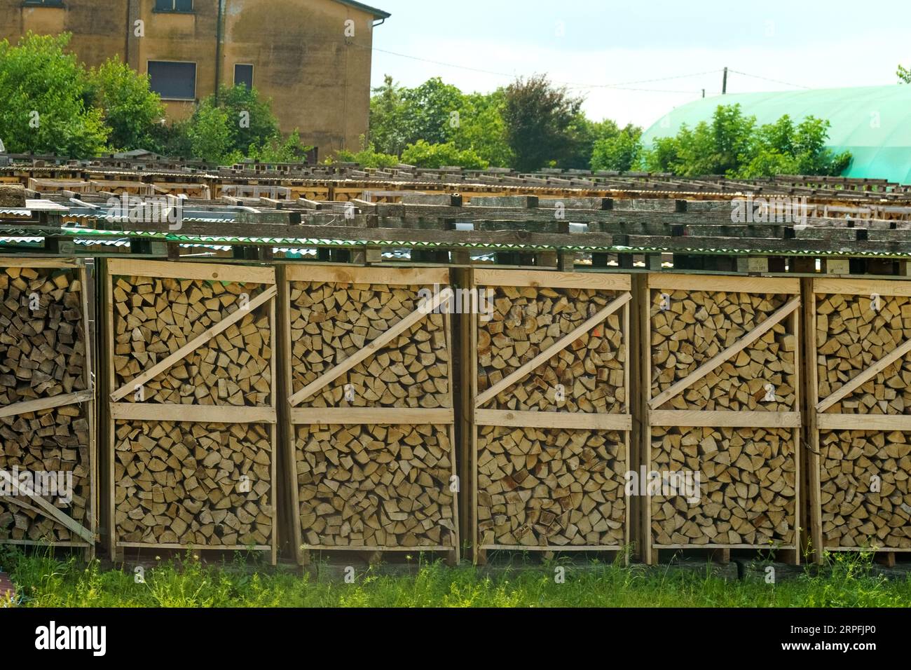 Firewood bin hi-res stock photography and images - Alamy