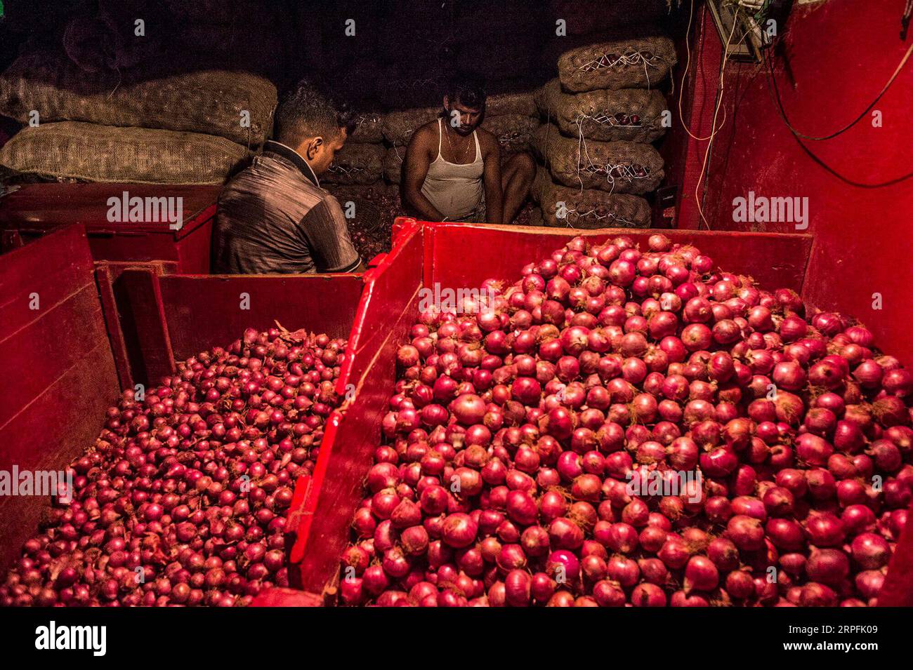 Hike price of indian onions hi-res stock photography and images - Alamy