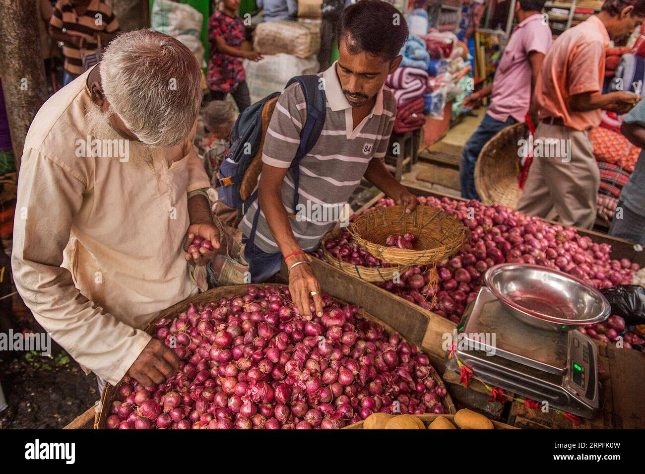 Hike price of indian onions hi-res stock photography and images - Alamy