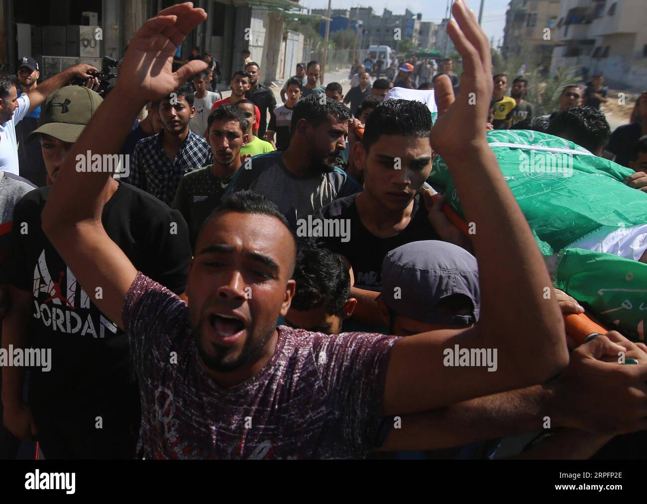 190928 -- GAZA, Sept. 28, 2019 Xinhua -- Mourners carry the body of ...