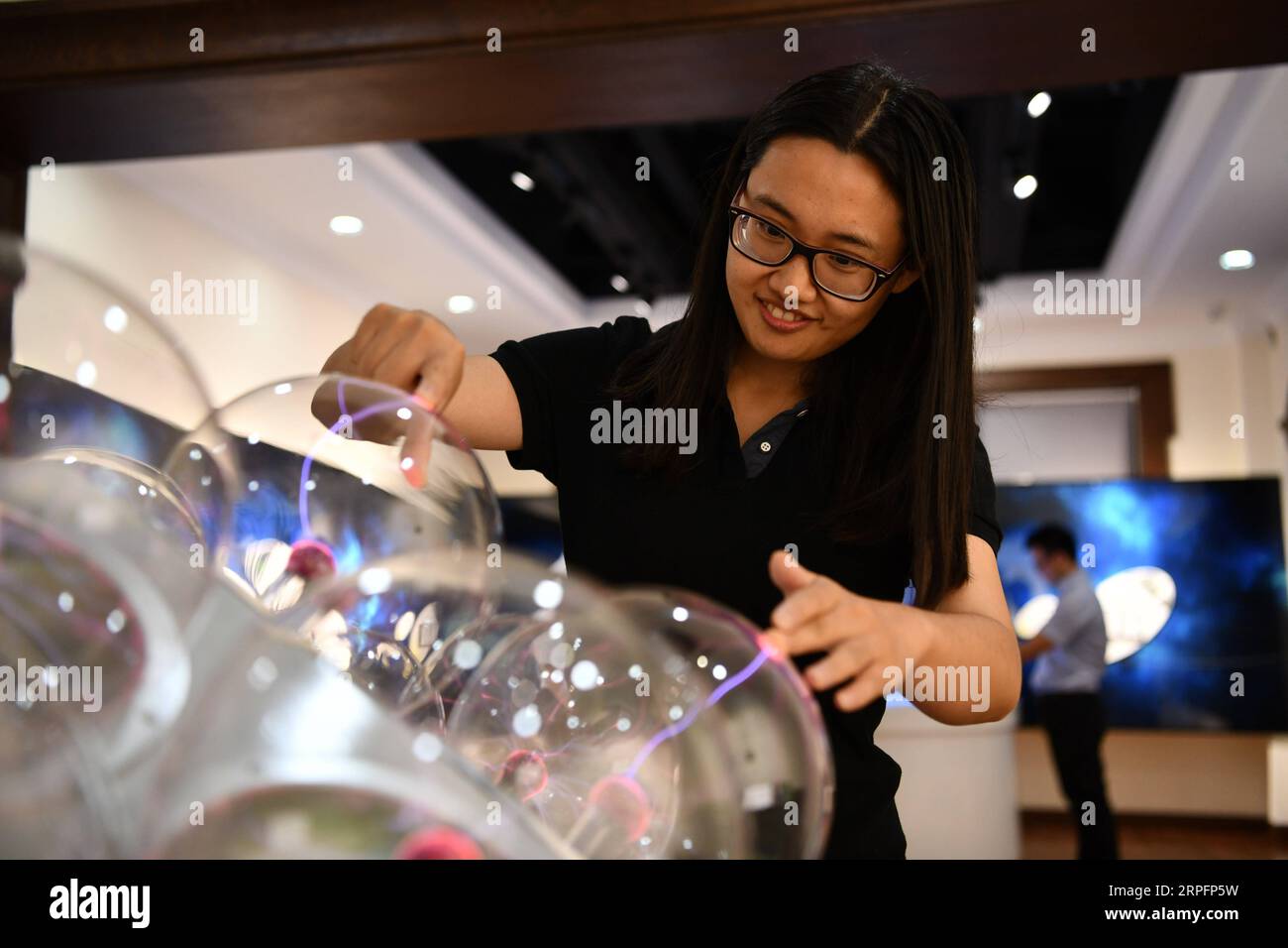 190928 -- TIANJIN, Sept. 28, 2019 -- A visitor experiences an ...