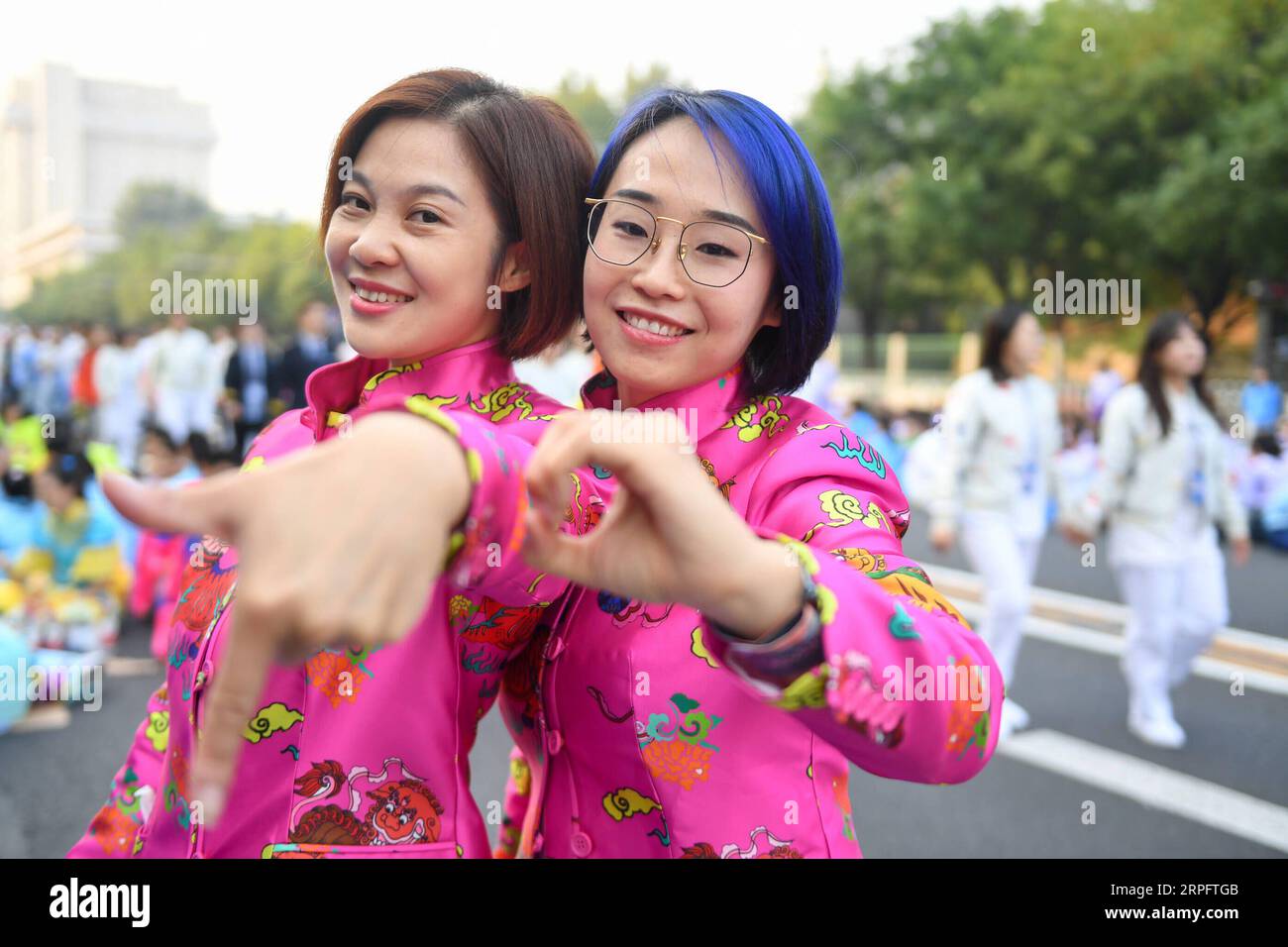 Hand gestures china hi-res stock photography and images - Alamy