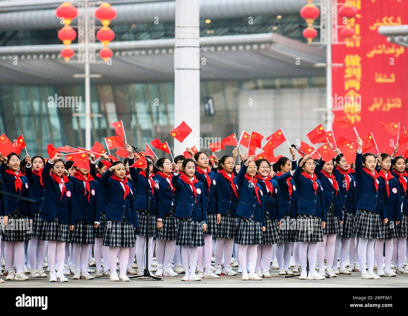 191001 -- URUMQI, Oct. 1, 2019 -- Photo taken on Oct. 1, 2019 shows a ...