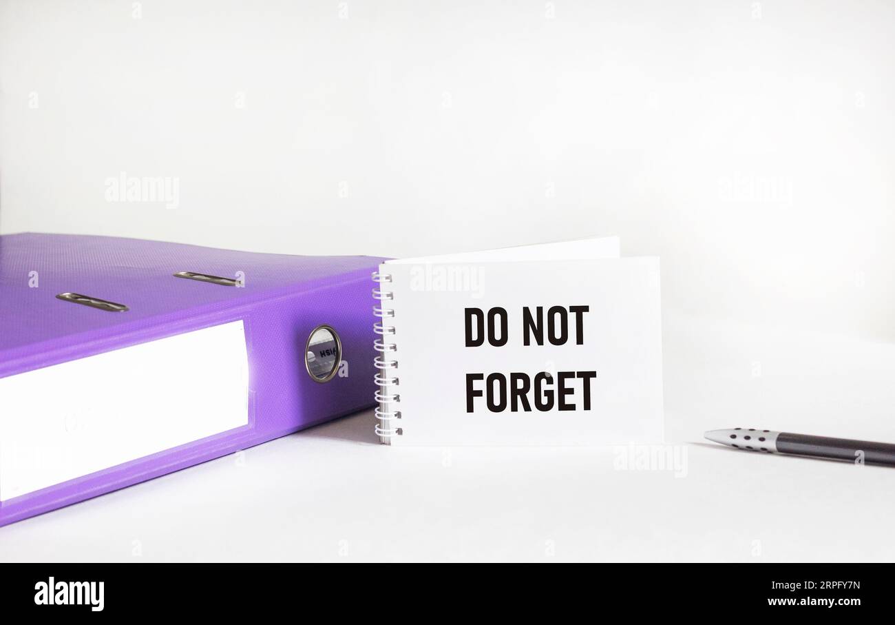 Don't forget text on notepad and white background Stock Photo - Alamy