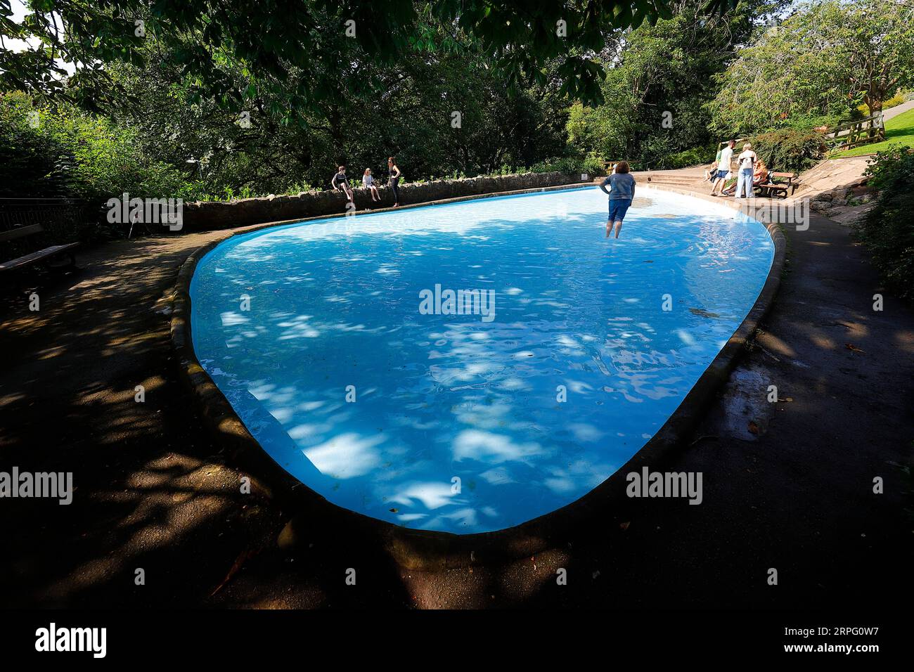 Family paddling pool hi-res stock photography and images - Alamy