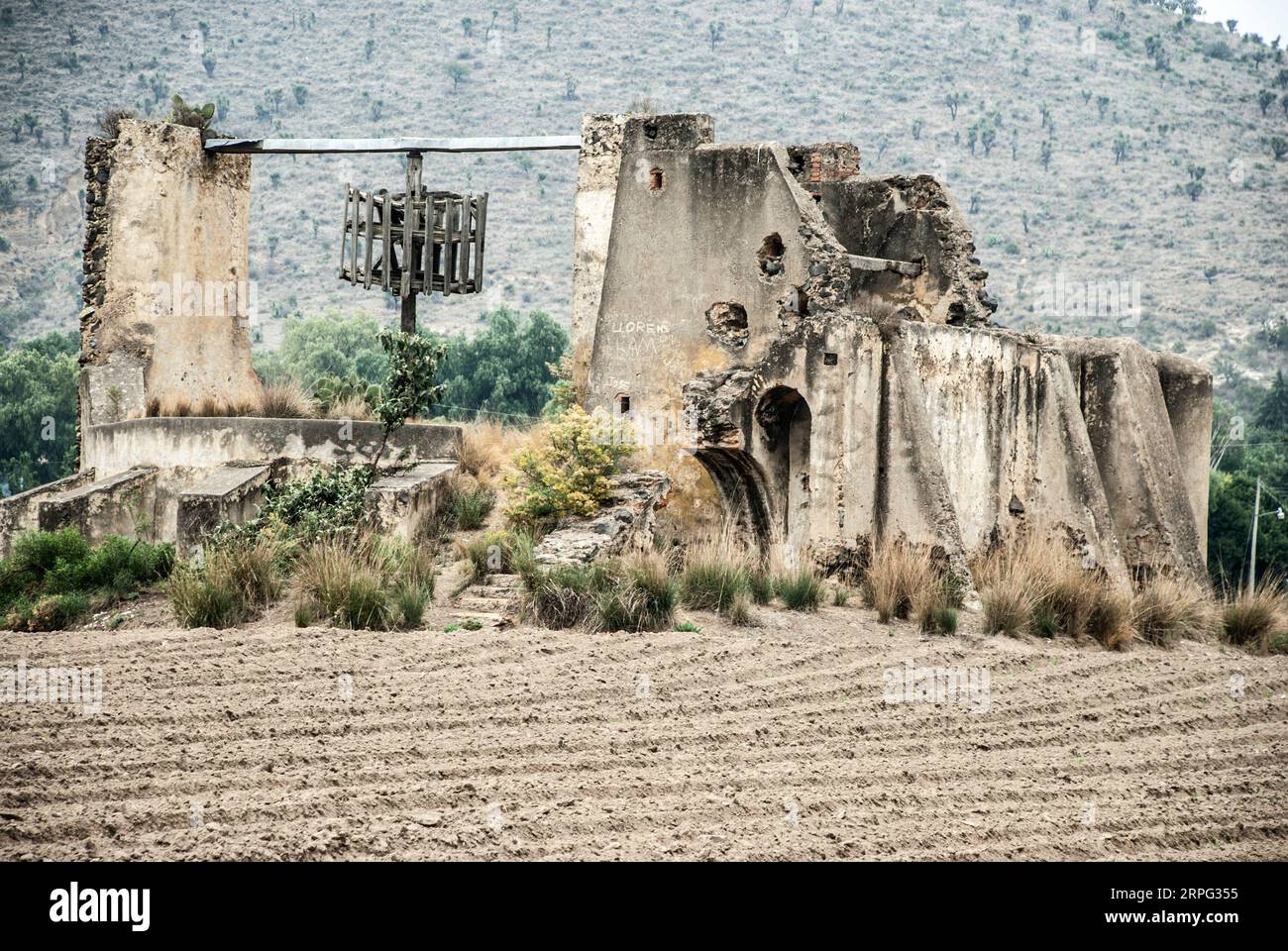 Desert desolate cabin hi-res stock photography and images - Alamy