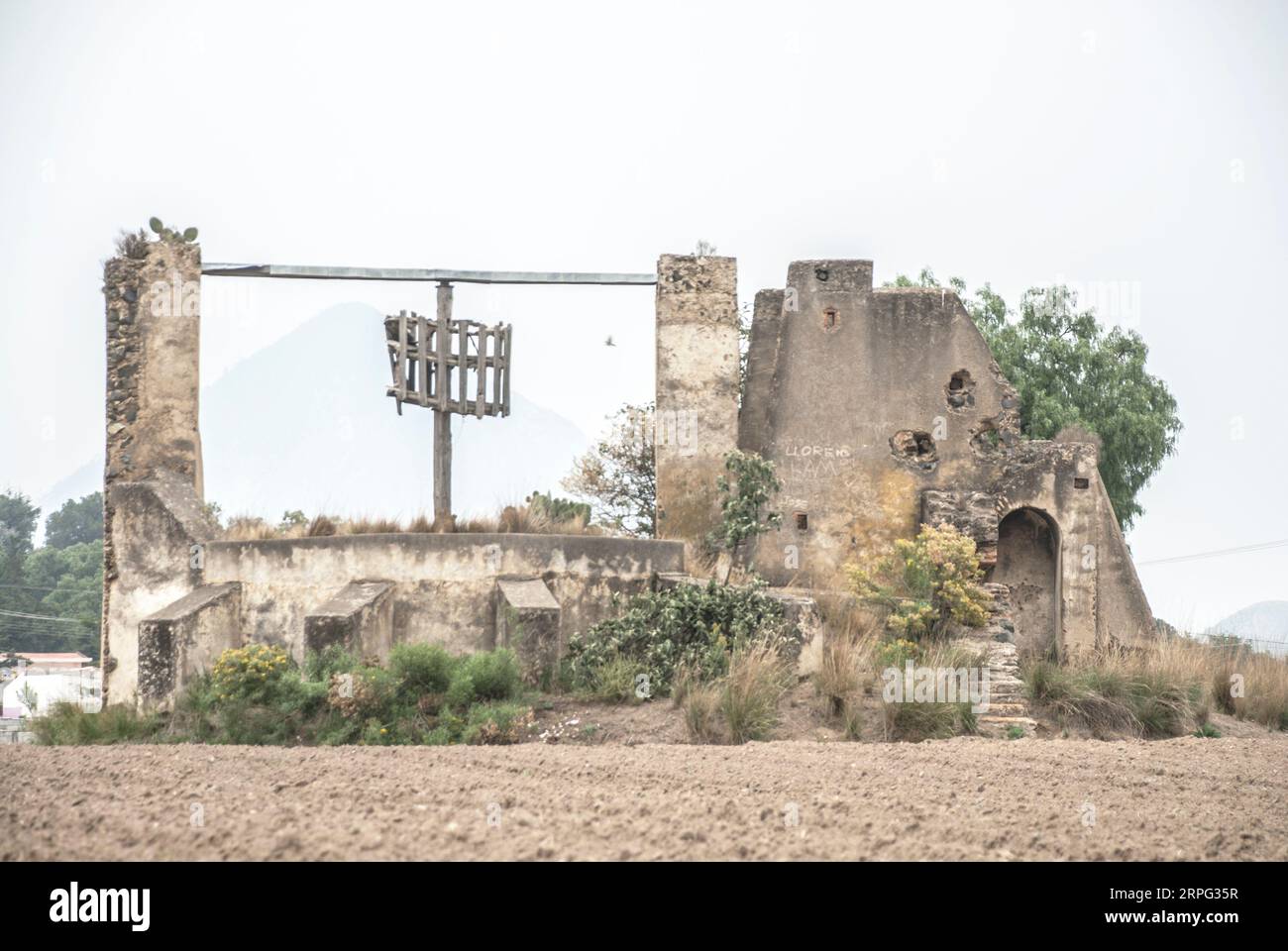 A ruined building in the middle of the desert Stock Photo - Alamy