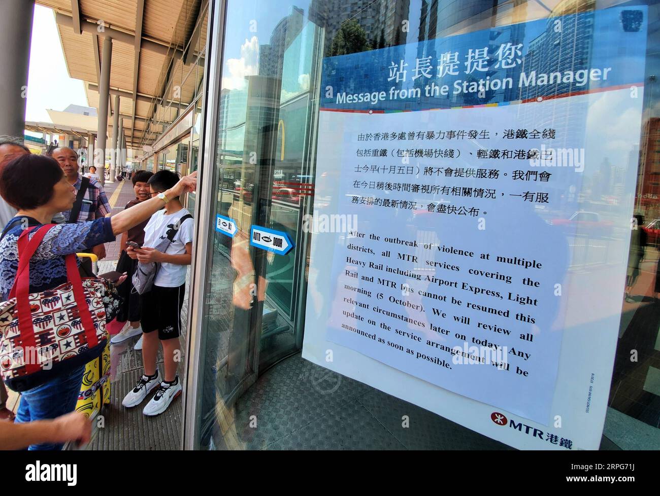 191005 -- HONG KONG, Oct. 5, 2019 -- Passengers look at a notice about ...