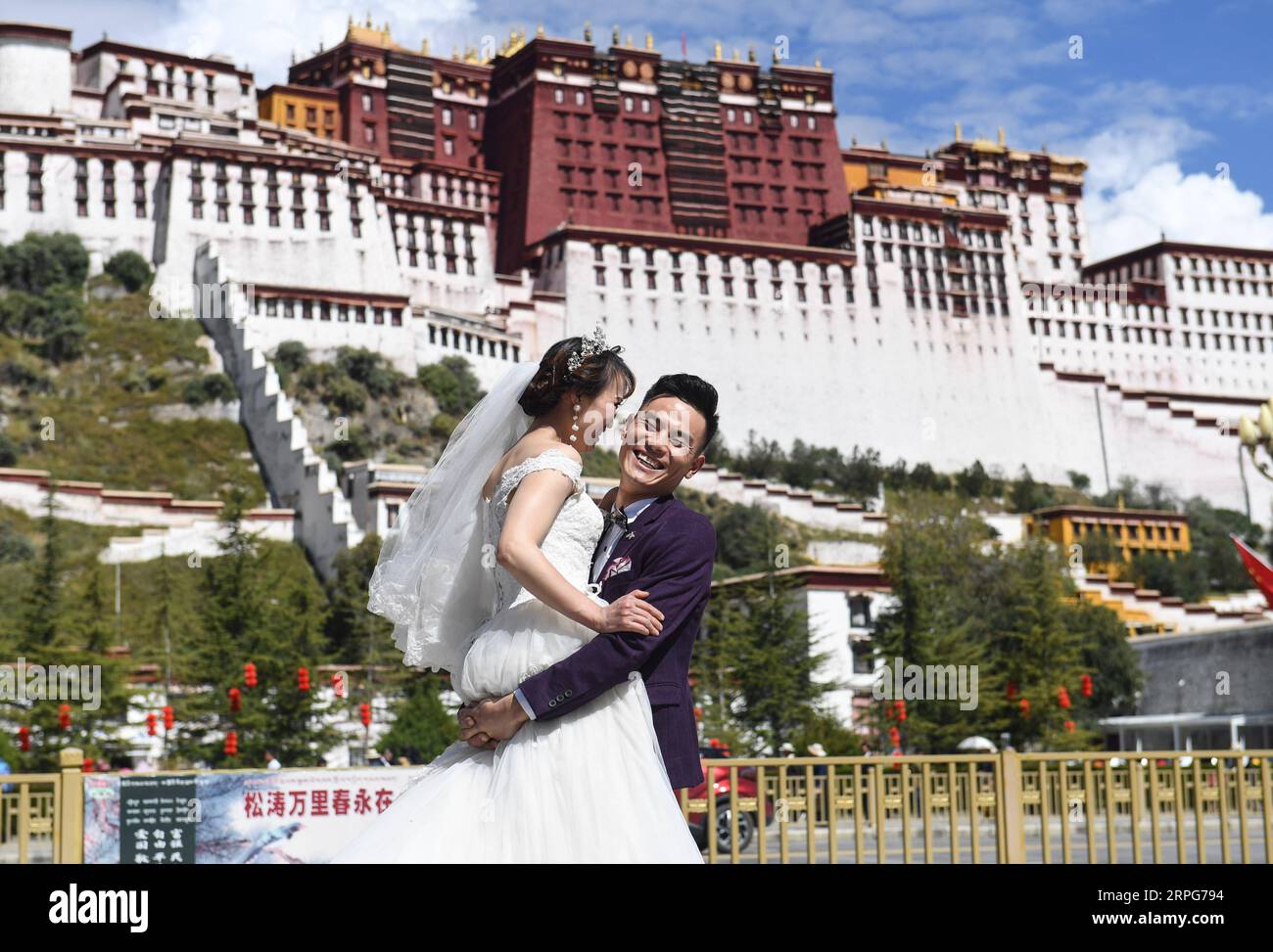 191006 -- LHASA, Oct. 6, 2019 Xinhua -- A couple poses for wedding ...