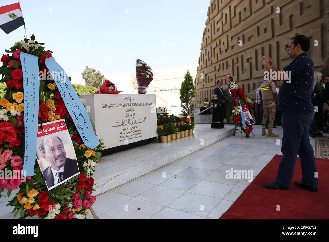 191006 -- CAIRO, Oct. 6, 2019 Xinhua -- People visit the Sadat Memorial ...