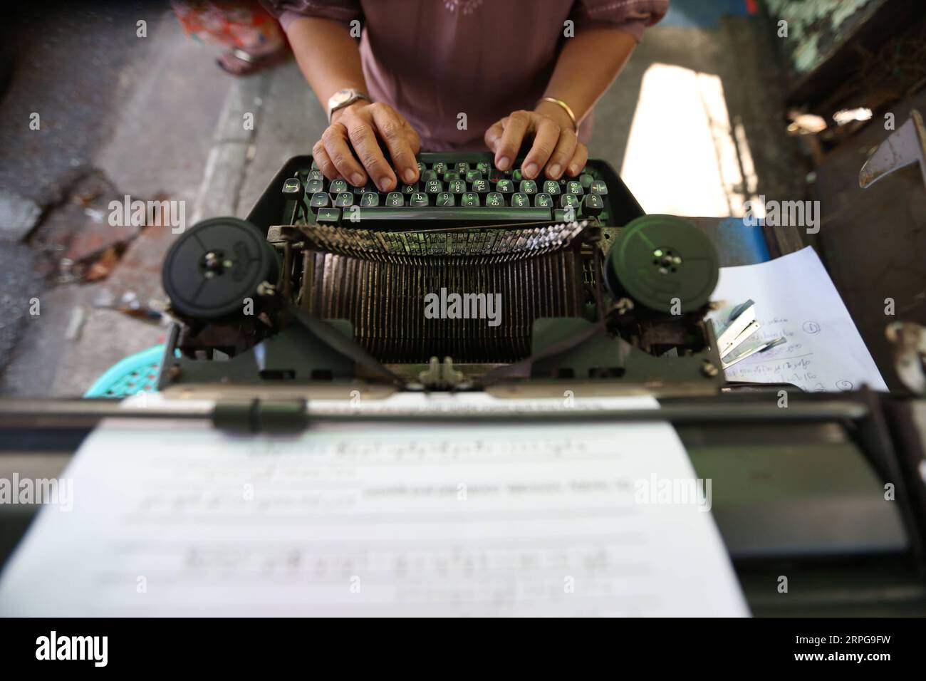 Contract types hi-res stock photography and images - Alamy