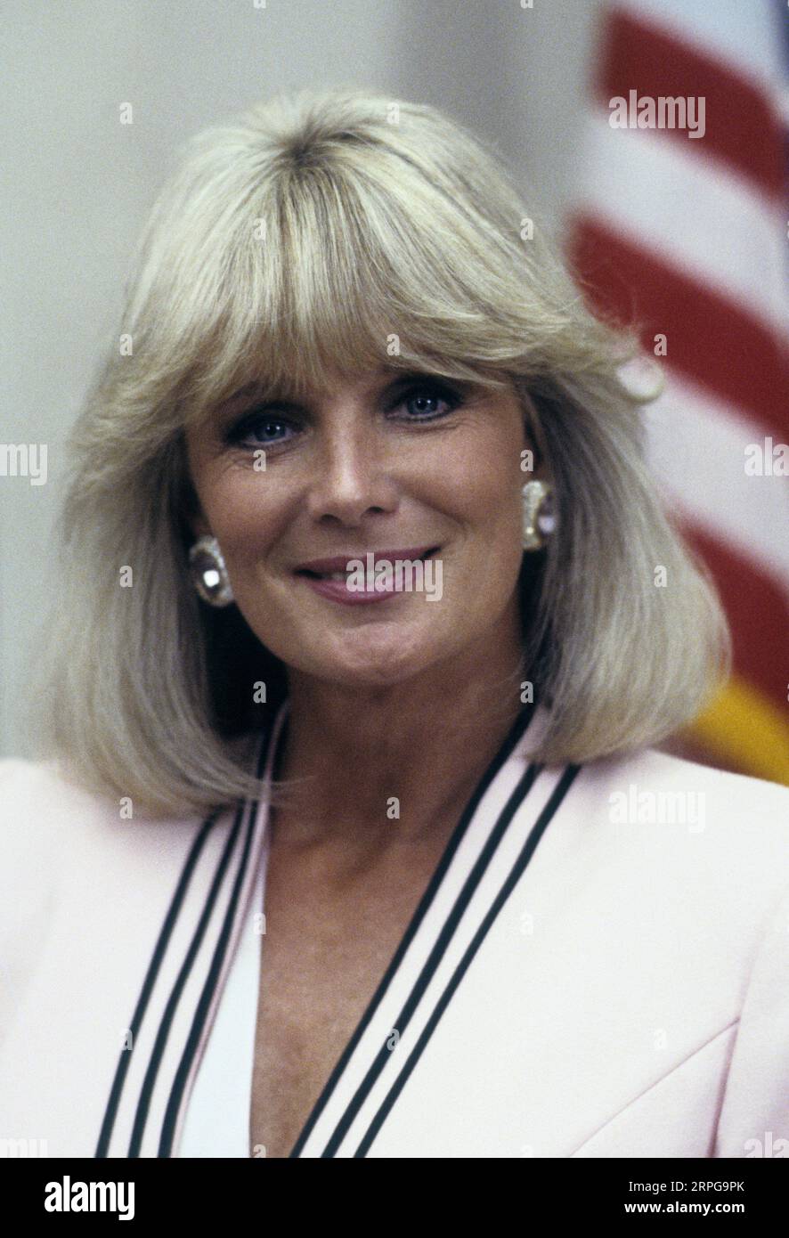 DYNASTY TV Series Joan Collins Linda Evans Stock Photo - Alamy