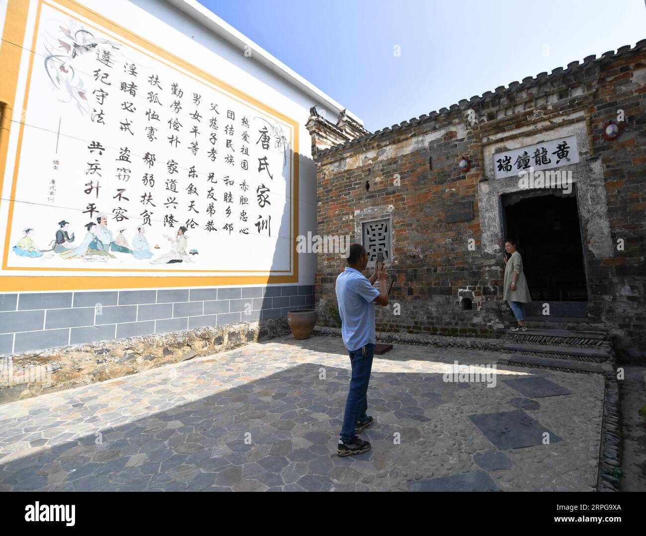191009 -- NANCHANG, Oct. 9, 2019 -- Tourists take photos in Wenquan ...