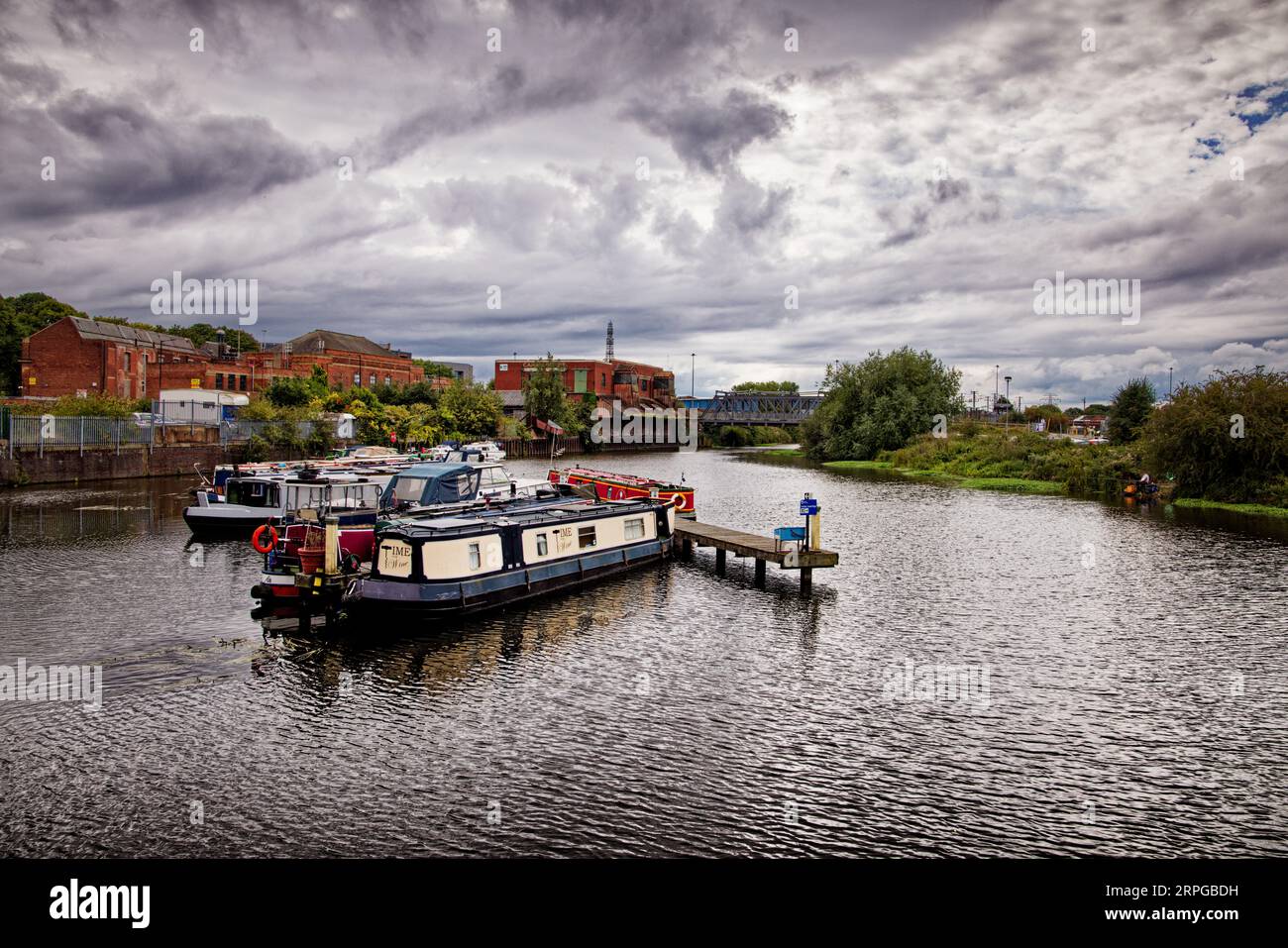 Canal moorings hi-res stock photography and images - Alamy