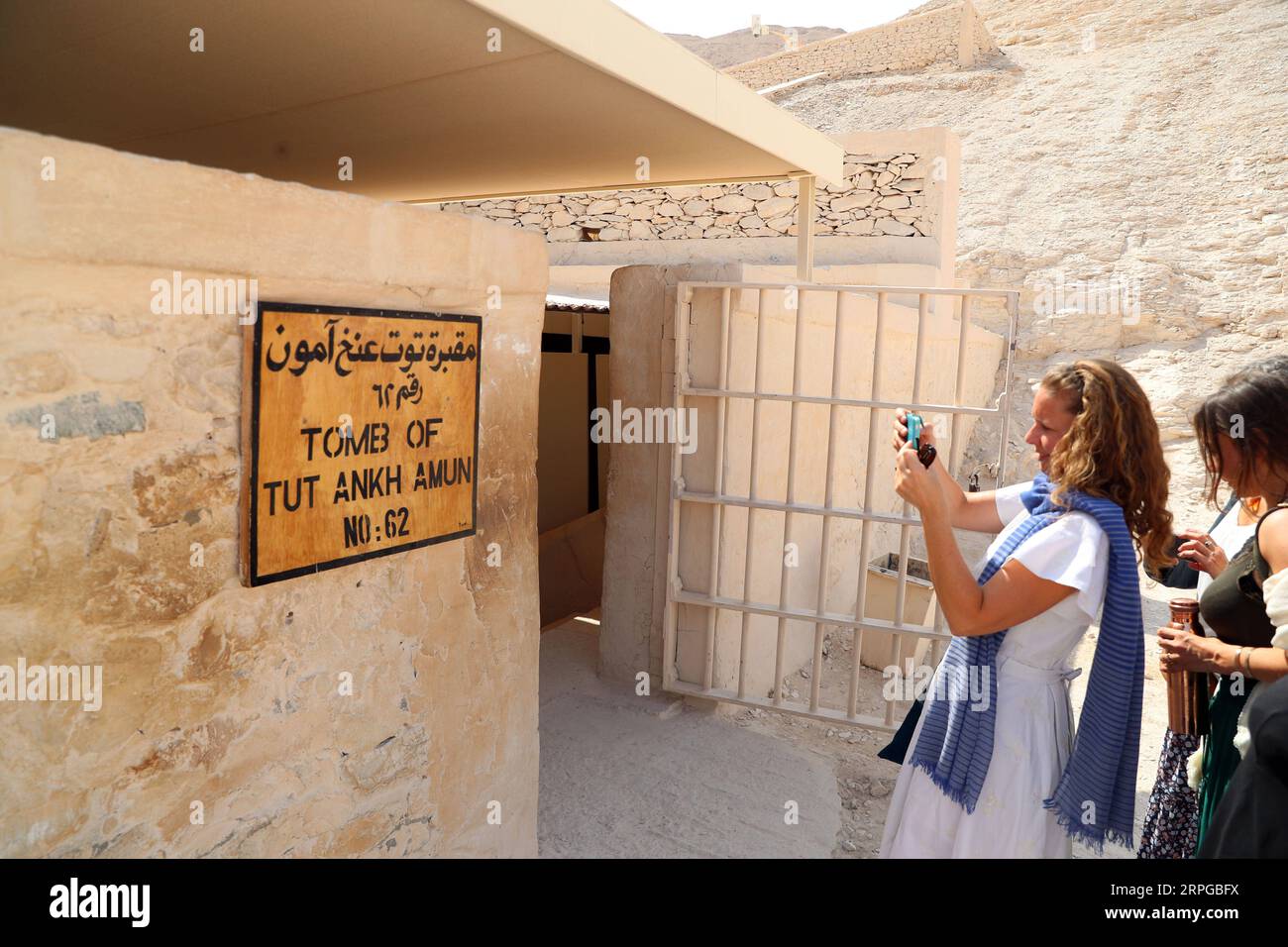 Entrance tomb tutankhamun in valley hi-res stock photography and images ...