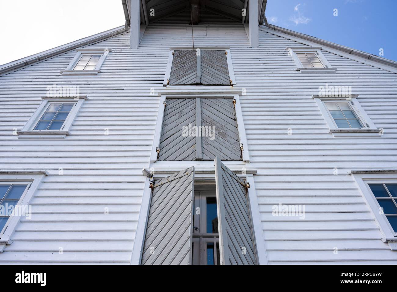 Traditional wooden multi storey warehouse Stock Photo - Alamy