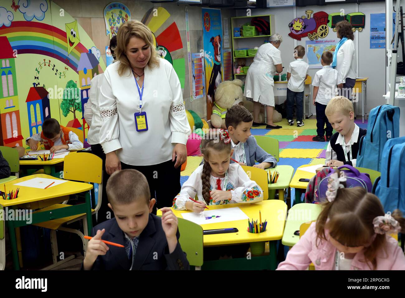 Non Exclusive: KHARKIV, UKRAINE - SEPTEMBER 4, 2023 - First graders are ...