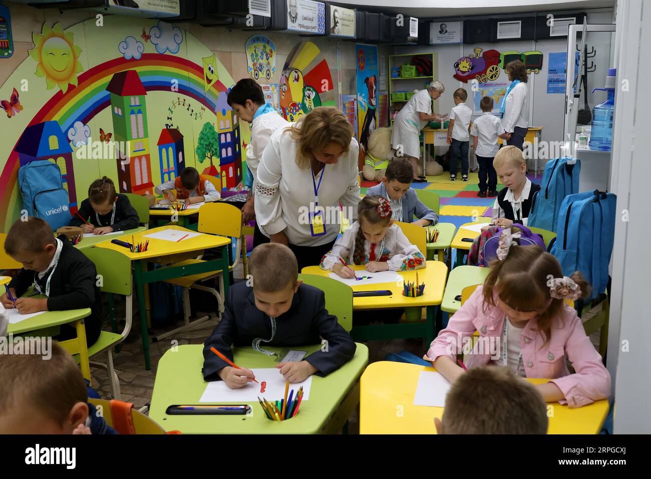Non Exclusive: KHARKIV, UKRAINE - SEPTEMBER 4, 2023 - First graders are ...