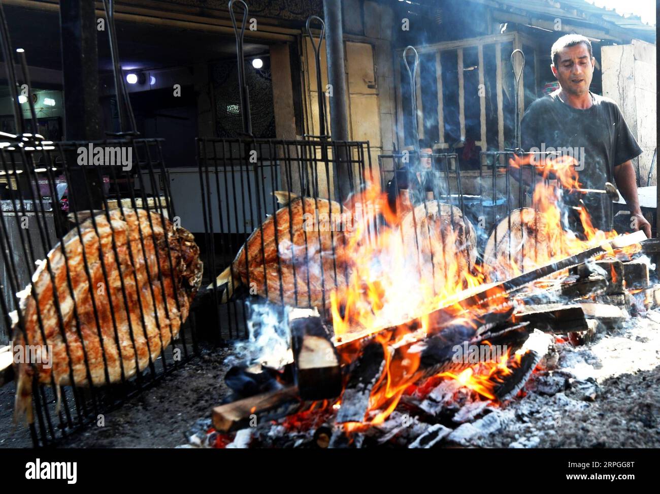 191015 -- BAGHDAD, Oct. 15, 2019 -- A man makes grilled fish, known as ...